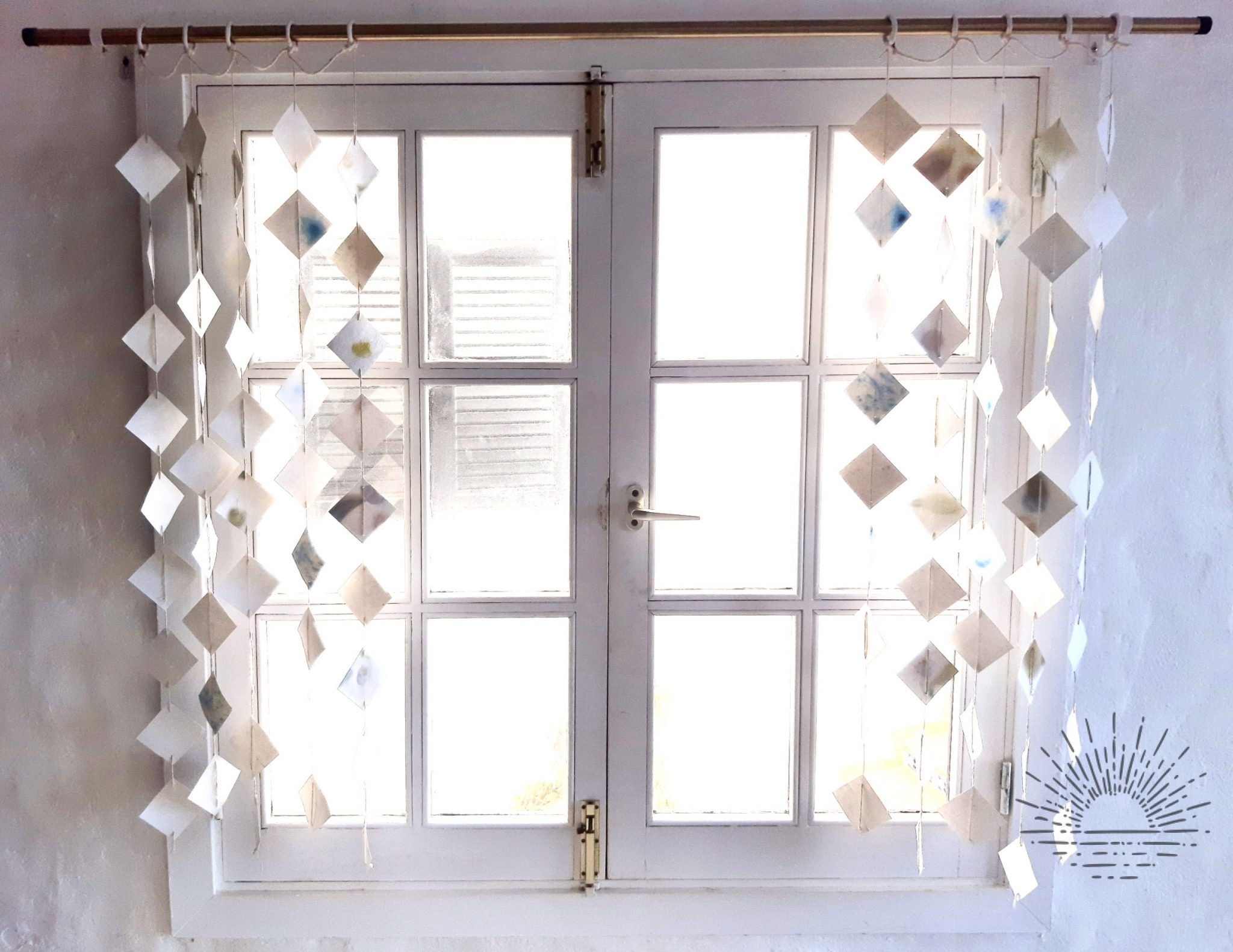 Recycled paper window decoration | NomadeCrafts