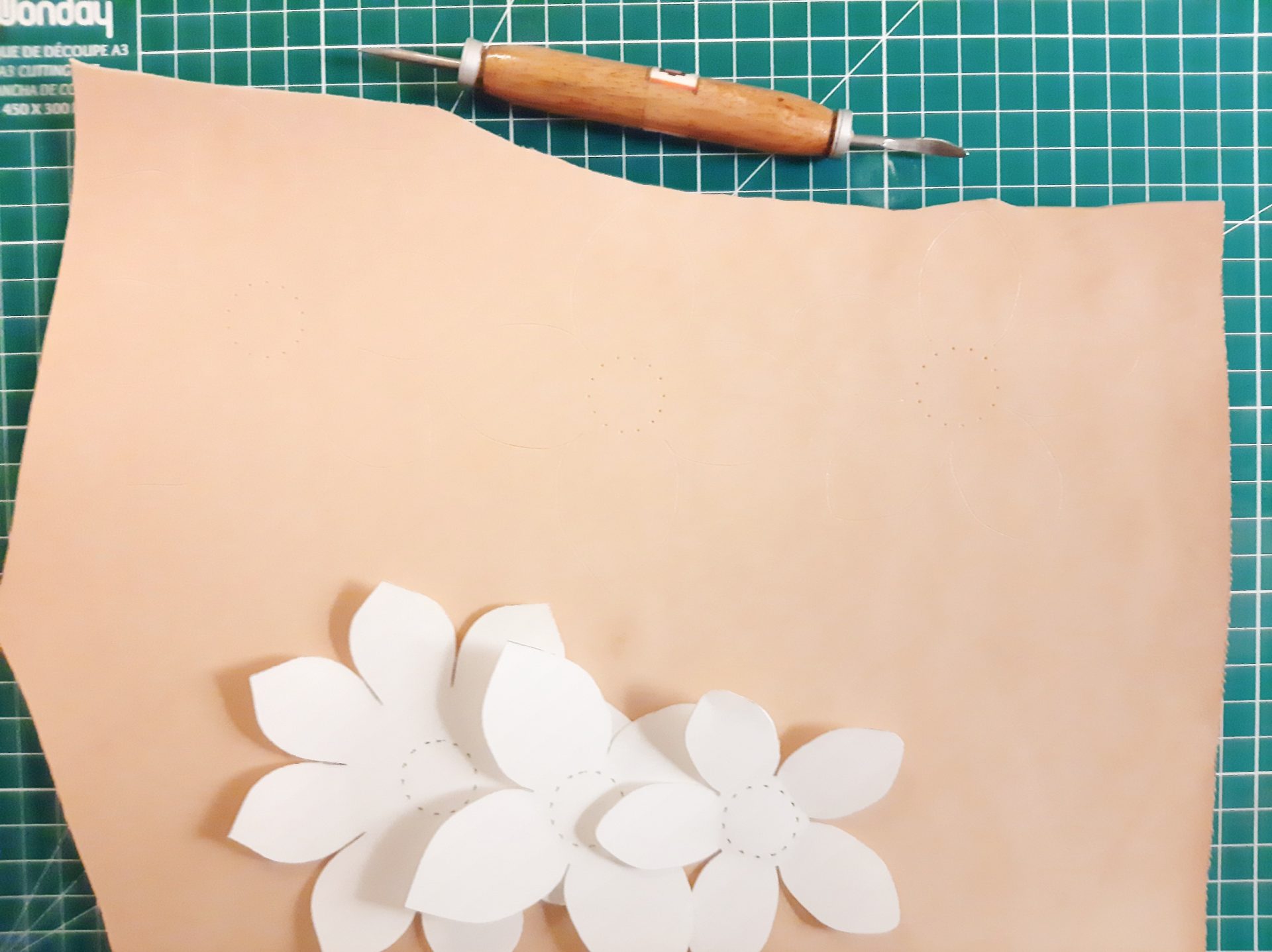 Leather lotus flower | NomadeCrafts - Tutorial