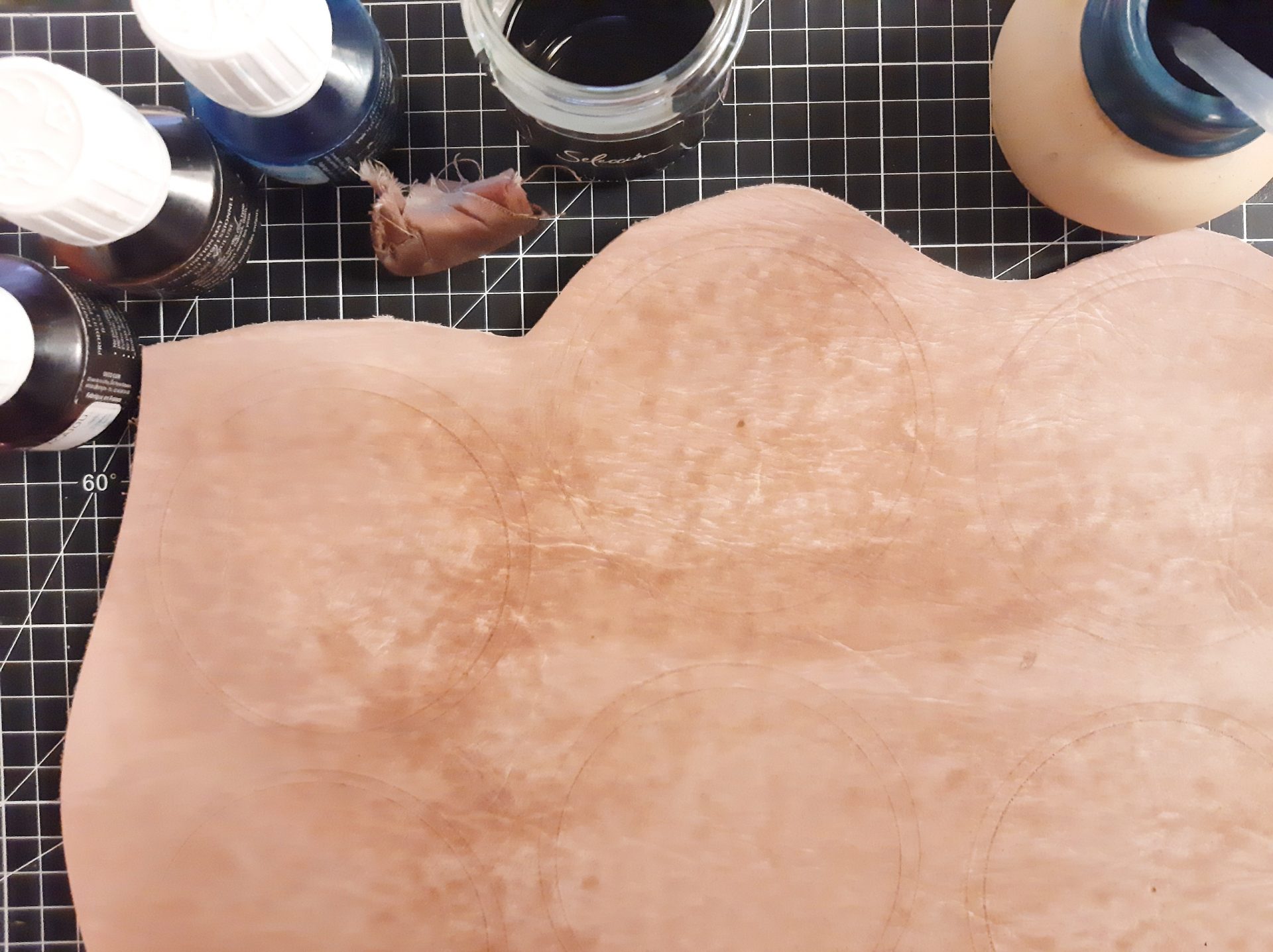 6 leather coasters with punched dotted motifs | NomadeCrafts